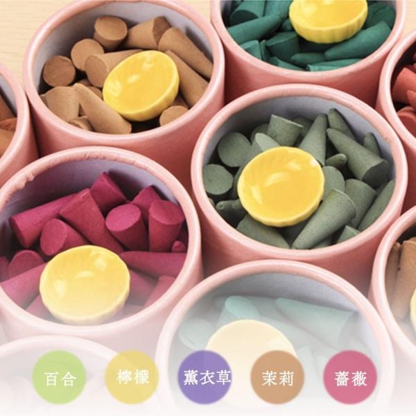 サイズ (コーン1つ)約2.5cm×約1cm素材 植物香油精 エッセンシャルオイルセット内容1種類約40〜50個入り(生産時期によって個数が数個変動する場合がございますのでご了承ください)【種類】ジャスミンローズラベンダーレモン百合5種類の...