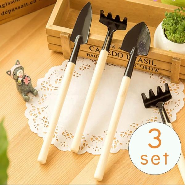 サイズスコップ全長約20cm刃先約50mm×約40mm移植コテ全長約21cm刃先約60mm×約25mmクマデ全長16.5cm刃幅40mm4本爪重量 約15g程度素材 アルミ、木製＊スコップ、移植ゴテ、くまでの合計3個セットですガーデン移植ス...