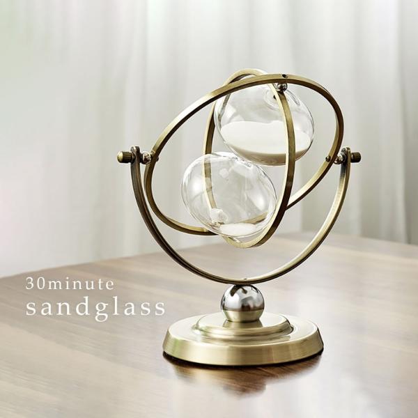 サイズ約23.5cm×約22.5cm×約12.5cm重量約570g素材 ガラス、スチール＊縦回転と横回転します＊30分砂時計ですヨーロピアンアンティーク風のおしゃれな砂時計です。回転式の砂時計はとてもめずらしく、見た目に高級感もあるのでイン...