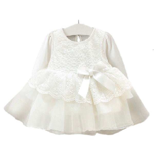 サイズは７０cmか８０cmです。お選びください長袖ですが重ね着ができて、冬でもカーディガンやダウンを上に着て、タイツをはけば切れます。もちろん春夏秋は、そのままで。丈夫にもスカートにもレースがあしらわれていて、高級感もあり、リボンや袖のフリ...