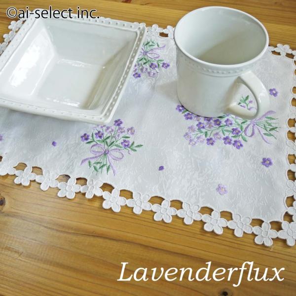 ラベンダー色の糸で優しいフラックスの刺繍が施された自然に風を感じさせるおしゃれなアンティーク調レースのテーブルセンターですフラックスは花の名前で「あなたの親切に感謝します」という花言葉があるのでご自宅にはもちろん、ギフト用にもご活用ください...