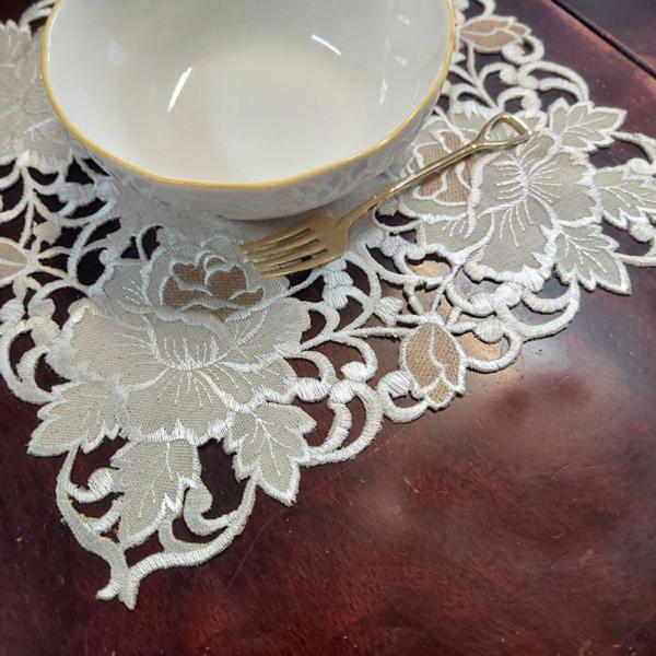 ■サイズ：約 横幅 25x25ｃｍ（食卓に　リビングのテーブル　サイドボードにお勧めティマットにも）■素　材：ナチュラルエレガントな生地　ポリエステル　■ご家庭でお洗濯可能。