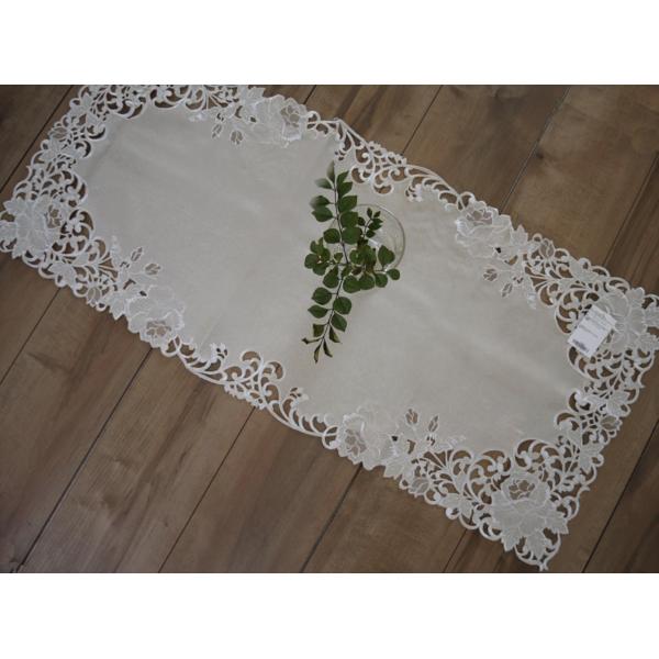 ■サイズ：約 40x90ｃｍ（食卓に　リビングのテーブル　サイドボードにお勧めティマットにも）■素　材：ナチュラルエレガントな生地/ポリエステル　■ご家庭でお洗濯可能。