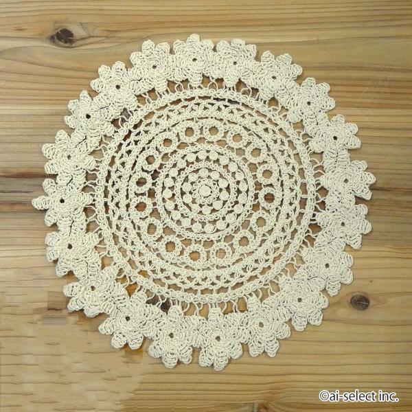 木のぬくもりに寄り添う、やさしいナチュラルベージュのドイリー 中心から広がる模様と、花を思わせる縁取りが、魅力です。繊細なレースは、光を受けてやわらかく影を落とし、空間に優雅な表情を添えてくれます。・花瓶敷きとしてテーブルの上に置いて、季節...