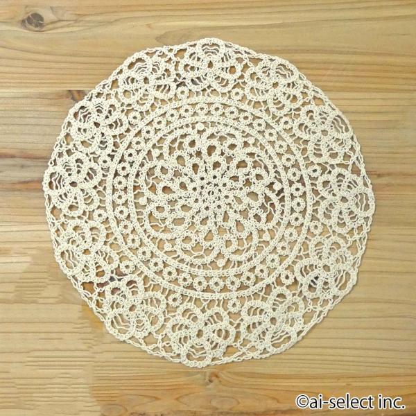 木のぬくもりに寄り添う、やさしいナチュラルベージュのドイリー ループと花模様が、魅力です。繊細なレースは、光を受けてやわらかく影を落とし、空間に優雅な表情を添えてくれます。・花瓶敷きとしてテーブルの上に置いて、季節の花を飾ると、まるで洋館の...