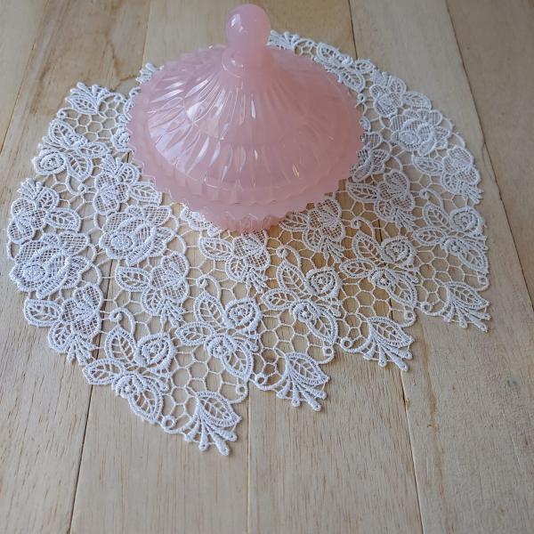 ■サイズ■約 縦26〜28×横30cm ※編み物故、多少の誤差がございます。白は光の影響を受ける色で　真っ白の写真は自然光の下　少しアイボリーっぽい色の写真は室内の電灯の下での写真です。■素材・成分■ポリエステル■お手入れ方法■ご家庭で手洗...