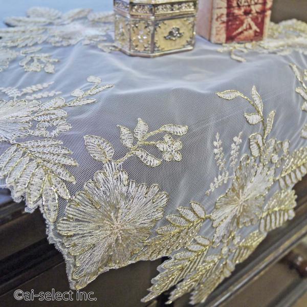 チェストの上や、オブジェや花器の演出に色々なシーンで活躍するアイテムですのでちょっとしたギフトにもオススメです■サイズ：約40ｘ40ｃｍ■素　材：ポリエステル■お洗濯：ご家庭でお洗濯可能です（手洗い）■小物は商品に含まれません