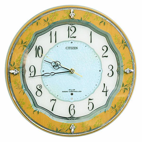 シチズン CITIZEN　電波掛時計【アイスタイル M678　円形】木枠とクリスタルの止め飾りが魅力的なアナログクロックです。サイレントステップ秒針で、静かな環境を保ちながら正確な時間を刻みます。ガラス面にはかわいい花柄が施され、レトロでお...