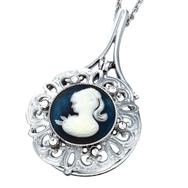 ブレストルーペ　ペンダント型ルーペちょっとしたものを見るときに便利♪カメオの周りにスワロフスキーを配した、アクセサリー感覚でつけられる、おしゃれなブレストルーペ。ペンダント型ルーペと同様に、首から下げて使うルーペです。上に開くフリップアップ...