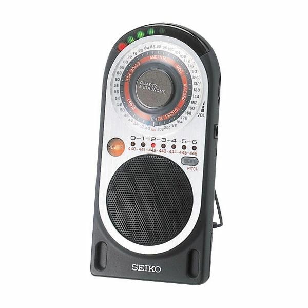 SEIKO（セイコー）【クオーツメトロノーム】アナログダイヤルタイプのハイエンドモデルです。流れ星のような光の残像が特徴の「コメットスキャン」。タクトが振れる動きをイメージした見やすいテンポ表示です。操作しやすい大型ダイヤルを採用。どなたで...