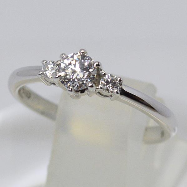 【ダイヤモンドリング】0.250カラットのダイヤが美しいプラチナのリングです。キラキラと虹色の、鋭さすら感じる輝きを放ち人目を惹きます。サイドダイヤモンドのアクセントを添えた、プレシャスなリング！カジュアル、フォーマルでも合わせやすい、日常...