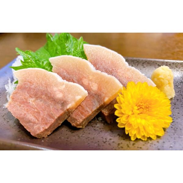 商業捕鯨になり入荷がほとんどなく希少部位になりつつある鯨の姫わた「食道」です。下処理後長時間ボイルしております。姫わたは癖が少なくシコシコした感触で食べやすい部位だと思います。「ヒメワタ」の名前は、ヒメ（「姫」）ワタ（綿、繊維）この言葉の組...