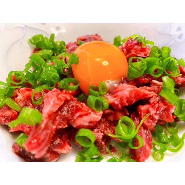 鯨の三大高級部位のひとつ尾の身また尾肉（おにく）としても知られる部位は、鯨肉の中でも最も美味しいところ。その名のとおり尾の部分で脂が霜降り状に入った肉質は最高級とされております。脂も乗り舌の上でとろりとろける・・・感触は、きっとお楽しみいた...