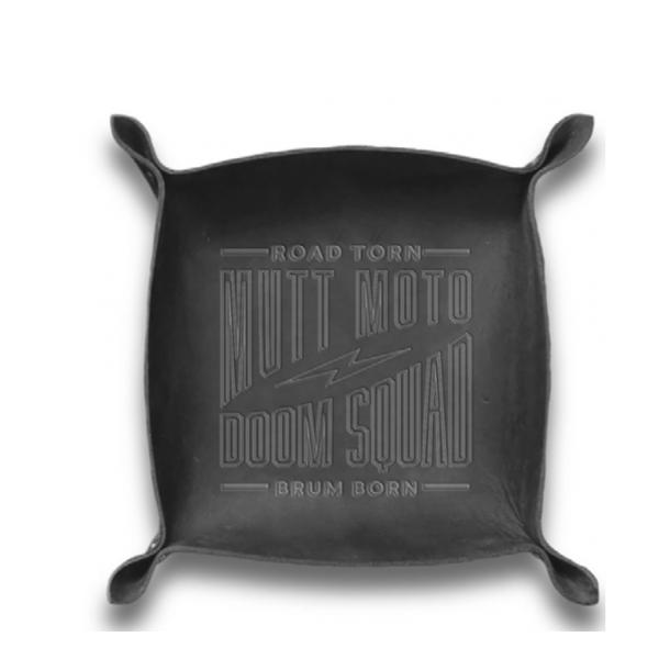 Mutt ROAD TORN LEATHER TRAY BLACK商品説明  ブラックレザーにエンボス加工されたデスクトレイ。各コーナーは黒の金属製スナップボタンで固定されています。 ※クリックポストでの発送をさせていただきます。ポスト投函...