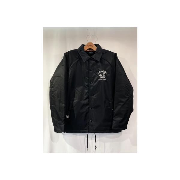 ★左胸に『C.CITY ROCKERS ENGLAND』の刺繍が入った厚手ナイロン素材のコーチジャケットです。?刺繍は立体感と存在感を出すために、盛り上がらせた刺繍加工を施しています。ブラックボディには、オフホワイト、、ODグリーンボディに...