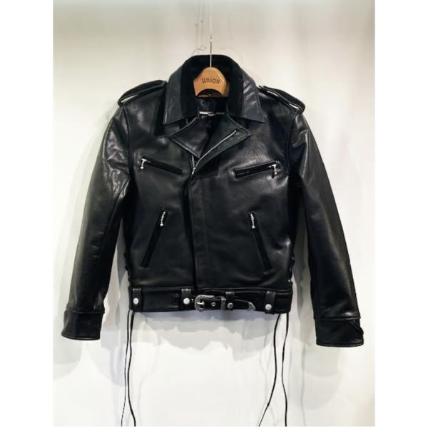 ●サイド部分はレザーのレースアップタイプになっています。従って、裾幅をある程度絞ったり、広げたりの調節が可能です。※（レザーレースは、大分長くとっていますので、お好きな長さにカット可能になります）●裾にはバックルベルトを付属。デザインはテキ...