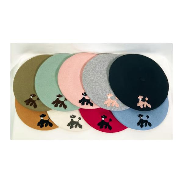 プードルのパイル地刺繍のSavoy オリジナル レディース バスクベレーです。ベルベットの飾りリボンが付いています。ベレーの外周サイズは28cmと少し大きめで、素材感はウールフェルトの生地の密度が詰まっていて、しっかりとした質感です。＜付属...