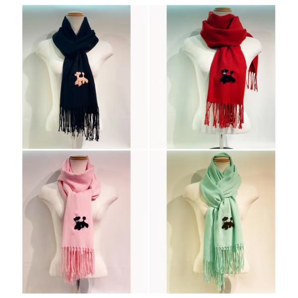 ★Savoyオリジナルのレディース ワイドストールです。プードルのパイル地刺繍のレディース フリンジ ストールです。贅沢なカシミヤ素材が滑らかで、とても肌触りが良く、非常にライトな薄手ストールなので春先の季節にも活躍します。プードル刺繍はパ...