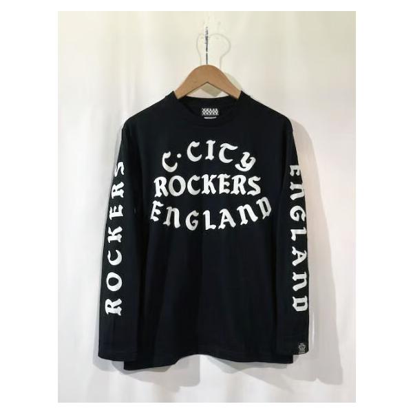 ★『C.CITY ROCKERS ENGLAND』のプリントL/S  T-シャツです。?右袖には『ROCKERS』左袖には『ENGLAND』のKoolなインパクトのロンTデス！タイトに着たい小柄な男性＆レディース対応のXSサイズも、より大き...
