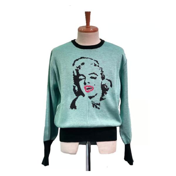 ★1951年〜1962年の間、多くの人々を魅了し、もう2度と彼女のような女優は誕生しないであろうと語り継がれる女神 ”Norma” のアイコンをジャガード編みで表現したニットです。。ボディカラーに対してブラックのリブカラー切り替えがVint...