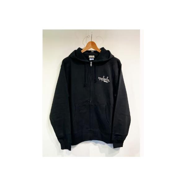 ★『CASH FROM CHAOS』バックプリントの裏毛 Zipスウェットパーカーです。右袖には “Malcolm” の刺繍。CASH FROM CHAOS”「混沌からキャッシュを！」1970年〜1990年代、U.Kのファッション／音楽シー...