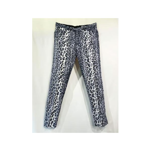 ★Savoy 定番アイテム、“Slim Tailored Pants” の最新作、レオパードパターンが限定入荷しました！こちらはシルバーカラーのレオパードパターンです。ヒョウ柄生地はレーヨン100%ですので、滑らかで高級感もUpです！！※同...