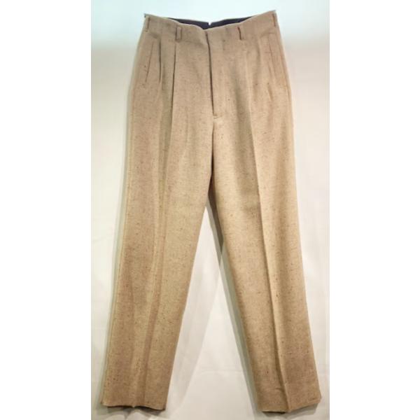 ウールジャズネップの２プリーツパンツです。何とも言えないピンクベージュのベースカラーに対し、レッドとイエローのネップが相乗効果で引き立っています。間違いなく他では、なかなか無いカラーリングだと思います。素材はミディアムウェイト（中肉厚）の上...