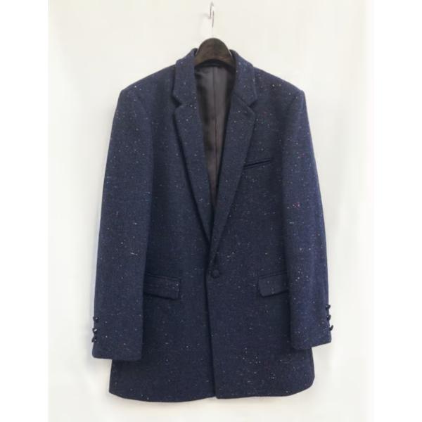 ★★ボックスシルエットのウールネップ コンポラジャケット。ベースカラーのネイビーに対し、レッドとイエローのレインボーカラーのネップが相乗効果で引き立っています。テーラード仕立ての張りのある芯地を入れ、丁度良いボリューム感の肩パッドも入れてあ...