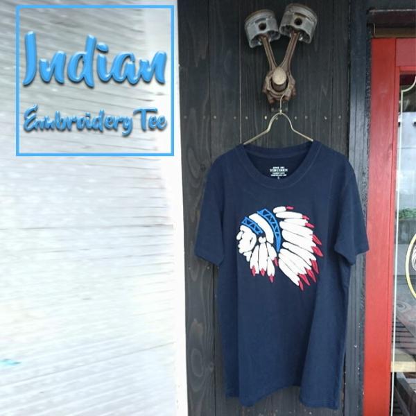 【商品名】INDIAN 刺繍 Tシャツ【カラー】NAVY【サイズ】メンズM・L・XLサイズデッドストックのネイティブアメリカン(インディアン)刺繍Tシャツ!! ネイビーをベースに、フロントに配置されたインディアンの刺繍が注目を浴びること間違...