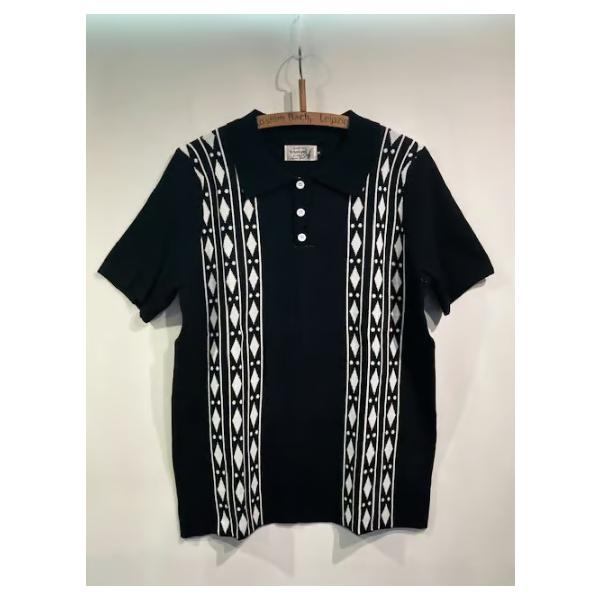 Vigorous Jive LONDON U.K MENSWEAR ★1950年代後半の雰囲気も兼ね備えた60’sのSoulfulなデザインの薄手サマーニットのポロトップ。モノトーンの縦ラインが3連のダイヤモチーフデザインのパネルストライプ...