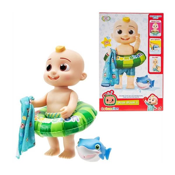 COCOMELON デザイン9インチ（22cm）のSplish Splash JJ人形は、大人気の子供向け番組『COCOMELON』をモチーフにしています水遊びセット：Splish Splash JJには、サメのバスタブスプレー、浮き輪、水...