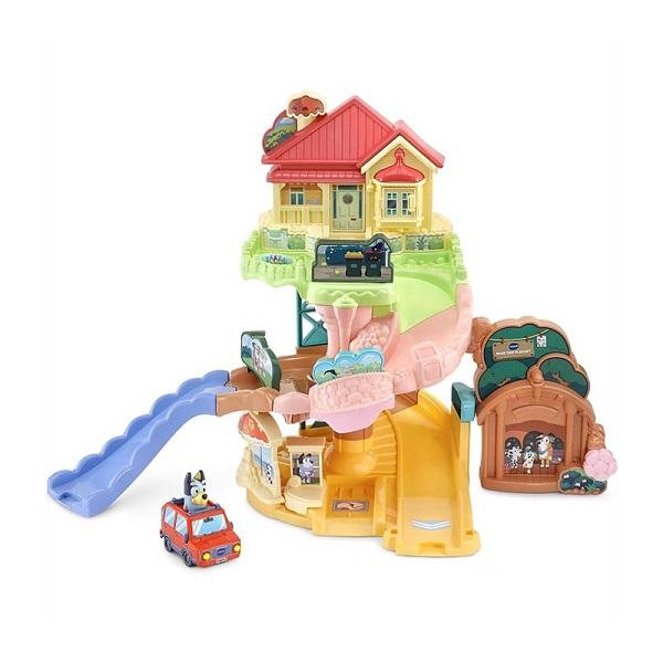 VTech ブルーイ ロードトリップ 車両プレイセットヒーラー家の家からロードトリップを始め、煙突を押して家族用の車を街へ飛ばそう。赤や黄色のゴミ箱、いたずら好きなトキ、その他番組でおなじみのディテールを通り過ぎながら、道を疾走しよう。どの...
