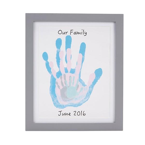 あの瞬間が美しいインテリアになる。人生に訪れる大切な時間に、NYデザインのメモリアルアイテムです。お子さまの手形・足形を家族の手形と重ねて残しておくことができるファミリーサイズのメモリアルフレーム。お誕生、命名、入園記念など特別な日の思い出...