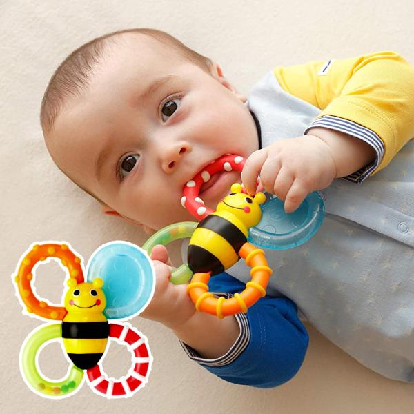 4種類の違う感触が楽しいみつばちラトル。 　水が入っていて弾力がある羽や透明リングの中で ビーズがカラコロする羽など赤ちゃんのカミカミにぴったり【メーカー】ダッドウェイ/DAD-WAY【タイプ】ラトル、はがため、ベビートイ、赤ちゃん用玩具 ...