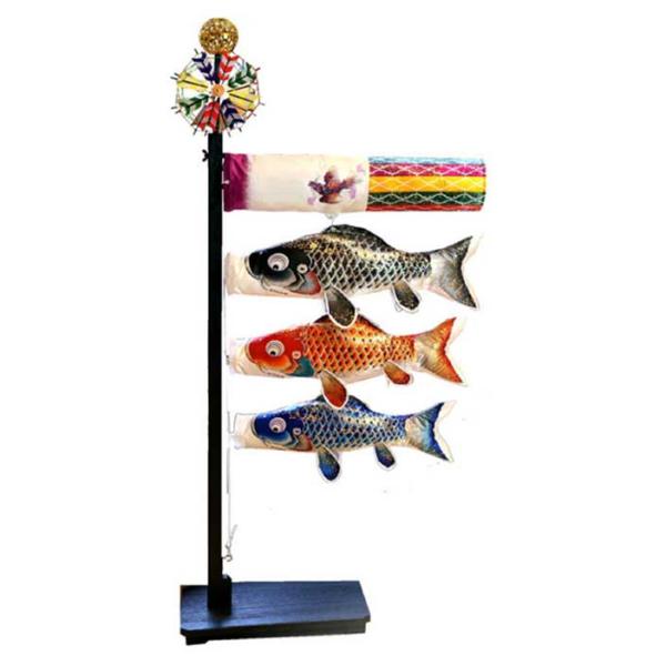 徳永鯉の最高級鯉のぼり”慶祝の鯉 吉兆”が室内飾りとして生まれ変わりました。天皇陛下のに織り表される文様である桐竹鳳凰麒麟柄のジャガード織生地に伝統の友禅ぼかし、さらにアルミ金箔をちりばめ、吉兆の豪華さをそのままに再現しました。【メーカー】...