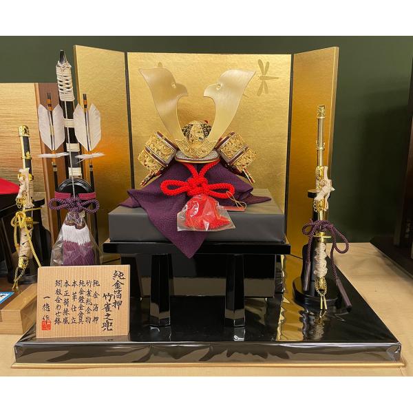 【商品仕様】9号純金 消金兜　竹雀兜【台・屏風】「皐月」平台　三曲本金箔トンボ 金ベース屏風【弓太刀】13号金閣【サイズ】間口約55cm×奥行40cm×高さ50cm【爆買】
