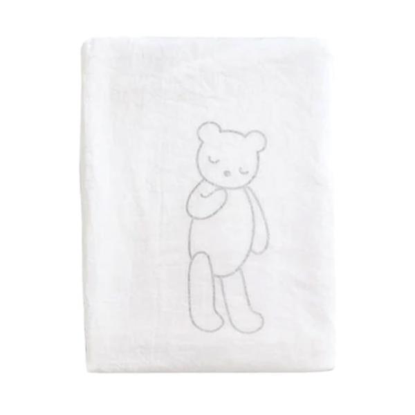 くまさんと一緒にねんねしているように見えるミニ布団（内寸60×90cmのベビーベッドに合うサイズ）用のワンタッチシーツミニ布団用のワンタッチシーツです。真っ白な生地にくまがワンポイントに入ったシンプルなデザイン。ちょうど枕元にプリントがくる...