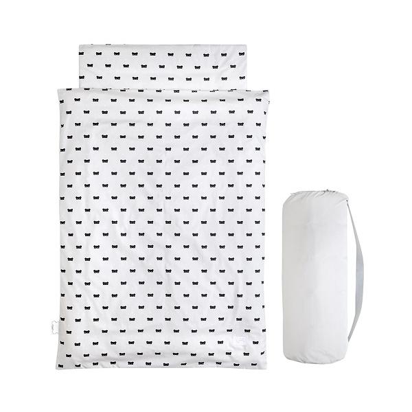 口元が隠れたクマと星が並んでいる"BEAR MASK(ベアマスク)"シリーズのお昼寝布団セットです。掛けカバーも敷きマットカバーも、表面がブラックのクマ、　　裏面がどちらを表にしてもお使いいただけます。お名前を書き込めるネームもついているの...