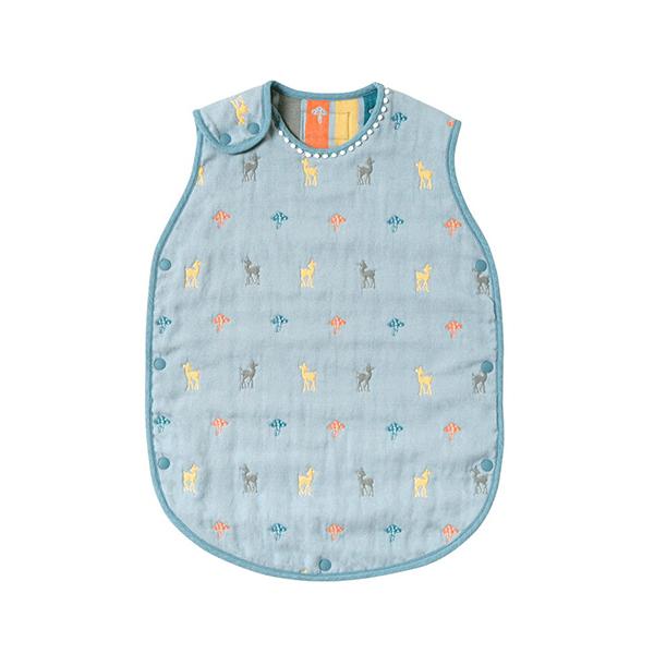 寝る時に着せておけば、おふとんからはみ出しても安心です。股下の部分にはボタンがついているので、はだけてしまうのを防ぎます。右肩・両脇はスナップボタンで全開するので、着せる時もおむつ替えも楽々です。中層にコットン糸を、肌に触れる表・裏層にはオ...