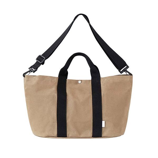 マチが広く、高さが浅めなので、どこに何があるのかがわかりやすいオーガナイザーバッグです。ベビーとのお出かけにベビーカーに装着すれば、すぐに取り出したいマグやウェットティッシュが整理整頓して持ち運べます。赤ちゃんの成長後はママのお出かけバッグ...