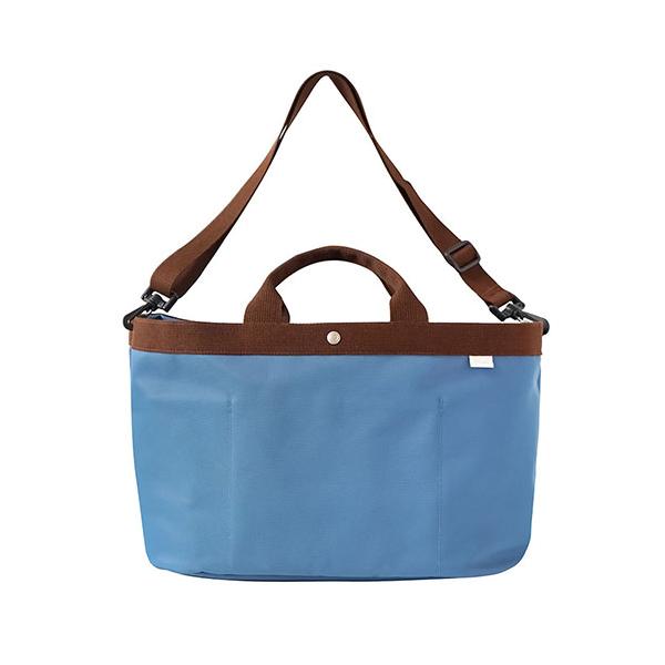 マチが広く、高さが浅めなので、どこに何があるのかがわかりやすいオーガナイザーバッグです。ベビーとのお出かけにベビーカーに装着すれば、すぐに取り出したいマグやウェットティッシュが整理整頓して持ち運べます。赤ちゃんの成長後はママのお出かけバッグ...