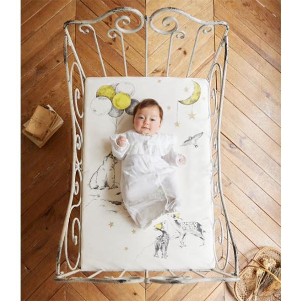 写実的なタッチのイラストが入ったワンタッチシーツミニサイズ(内寸60×90cmのベビーベッドに合うサイズ)布団用のワンタッチシーツです。写実的なタッチのイラストが入ったワンタッチシーツ。『赤ちゃんがいい夢をみられますように。』寝ている赤ちゃ...