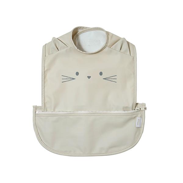 くるっとまとめて持ち運び。お食事エプロンとポーチの機能があわさった「ポーチロン」。■デザイン・お出かけ時に必要なカトラリーも、一緒に入れて持ち運べます。・使用後のエプロンやカトラリーをポーチの中に収納すれば、バッグを汚さずに持ち運ぶことが出...