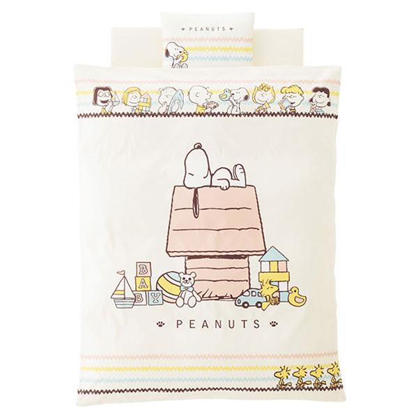屋根の上でおもちゃに囲まれながら眠っているスヌーピーが特徴的な組ふとんセットです。襟部分にはおもちゃで楽しく遊ぶスヌーピーとフレンズ達がデザインされています。おふとんで眠っている赤ちゃんの写真をさらに可愛く映え撮りすることができます。【サイ...