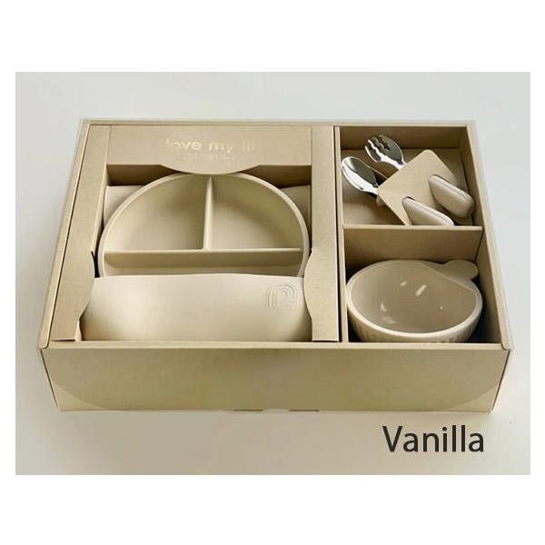 出産祝いなど、贈り物にぴったりなお食事セットです【ブランド】ラブマイリル【セット内容】 吸盤付きシリコンディッシュ、吸盤付きシリコンボウル、ソフトスタイ、スプーン＆フォーク【対象年齢】:4ヵ月〜【サイズ】高さ：25.8cm　幅：36.2cm...