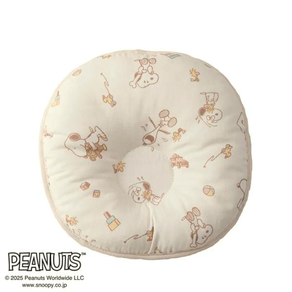 【スヌーピー柄の側生地＋赤ちゃんの頭をやさしく支えるドーナツ(R)枕】赤ちゃんの柔らかな頭部を支える中央凹凸形状のまくらです。表側地は、スヌーピー柄の綿100％ガーゼ生地。裏面は、通気性に優れて熱がこもりにくいメッシュ素材を採用しました。詰...