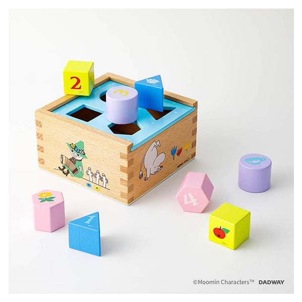 かたちの認識をうながす定番おもちゃ。コンパクトで赤ちゃんにも扱いやすいサイズ感です。スライド式で簡単出し入れ！箱にはムーミンとなかまたちのイラスト入り。イラストブロックで会話をしながら遊べ、すうじブロックで数を学べます。月齢が低いうちは積み...