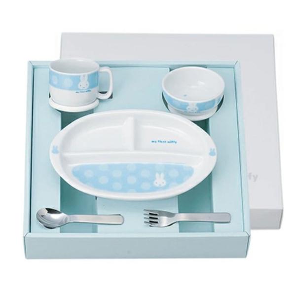 離乳後期になり歯が生える頃の赤ちゃんにおすすめの食器セット。工夫がいっぱいの形状とミッフィーが、ひとりでする初めての食事を応援します。【セット内容】1.ベビー茶碗(底はシリコンプロテクト付)2.ベビーマグ(底はシリコンプロテクト付)3.ベビ...