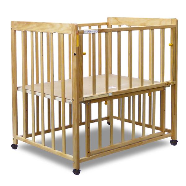★B品、箱悪・キズ・汚れ有り商品です。通常のベビーベッドよりも少し小さいサイズのベッドで、設置に場所を選びません！上下スライド式扉なので、開閉時に場所をとらず、赤ちゃんのお世話がスムーズに行えます。狭い所でも場所をとりません。キャスター付き...