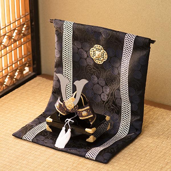 五月人形 鯉のぼり こいのぼり 兜 コンパクト おしゃれ モダン ちりめん <br> 室内|金襴銀兜 几帳|端午の節句 初節句 <br> 子供の日 マンションサイズ 『龍虎堂』リュウコドウ <br> 送料無料